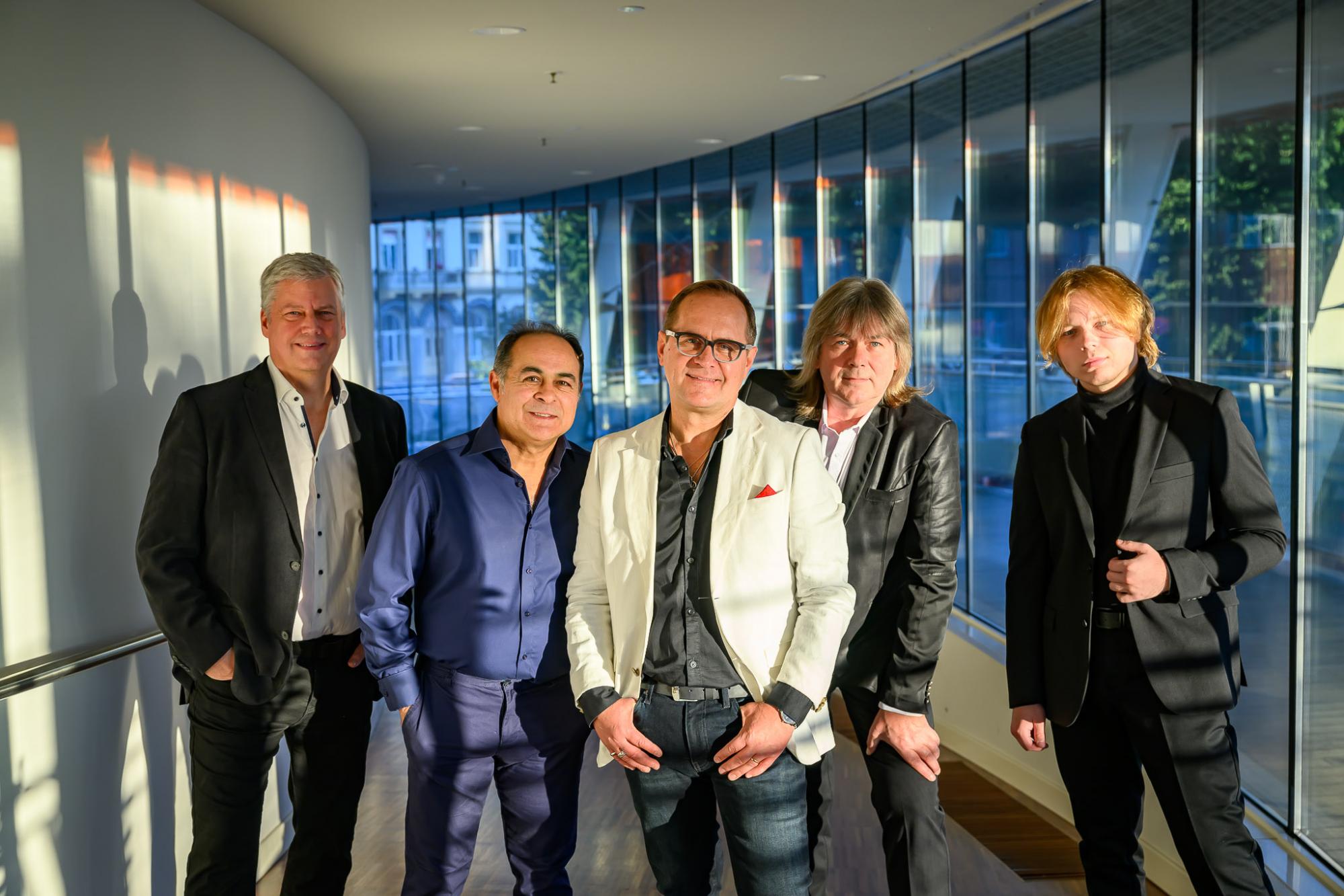 “Saldās sejas” ieraksta pārsteidzošu dziesmas “Kapteinis Reinis ...