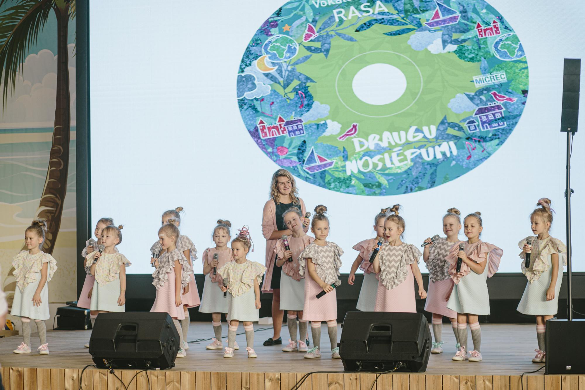 Marta Ritova ar pludmales ballīti prezentē savu pirmo dziesmu albumu ...