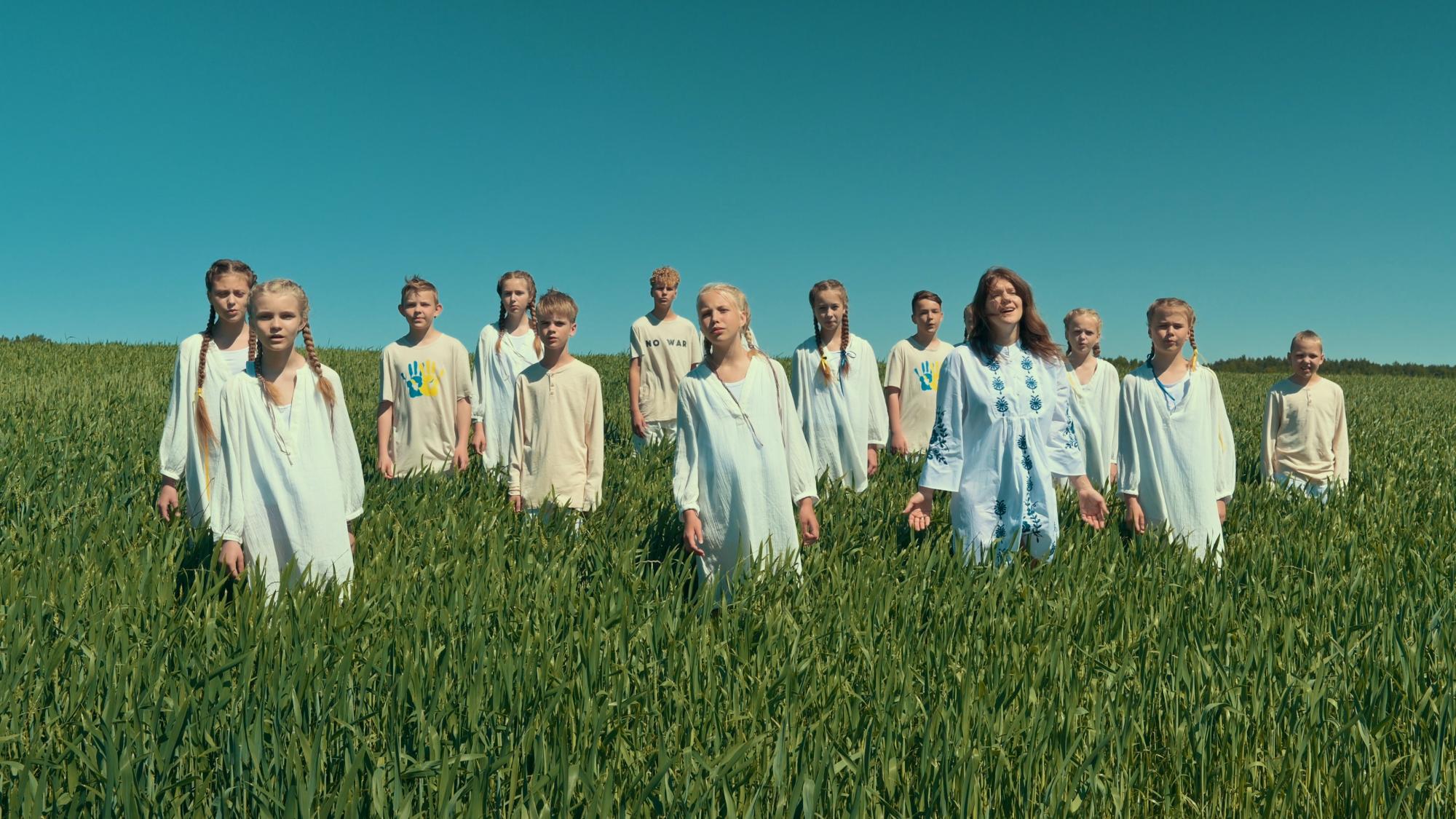 Marta Ritova, ukraiņu bērniem veltītajā dziesmā, dzied ukraiņu valodā ...