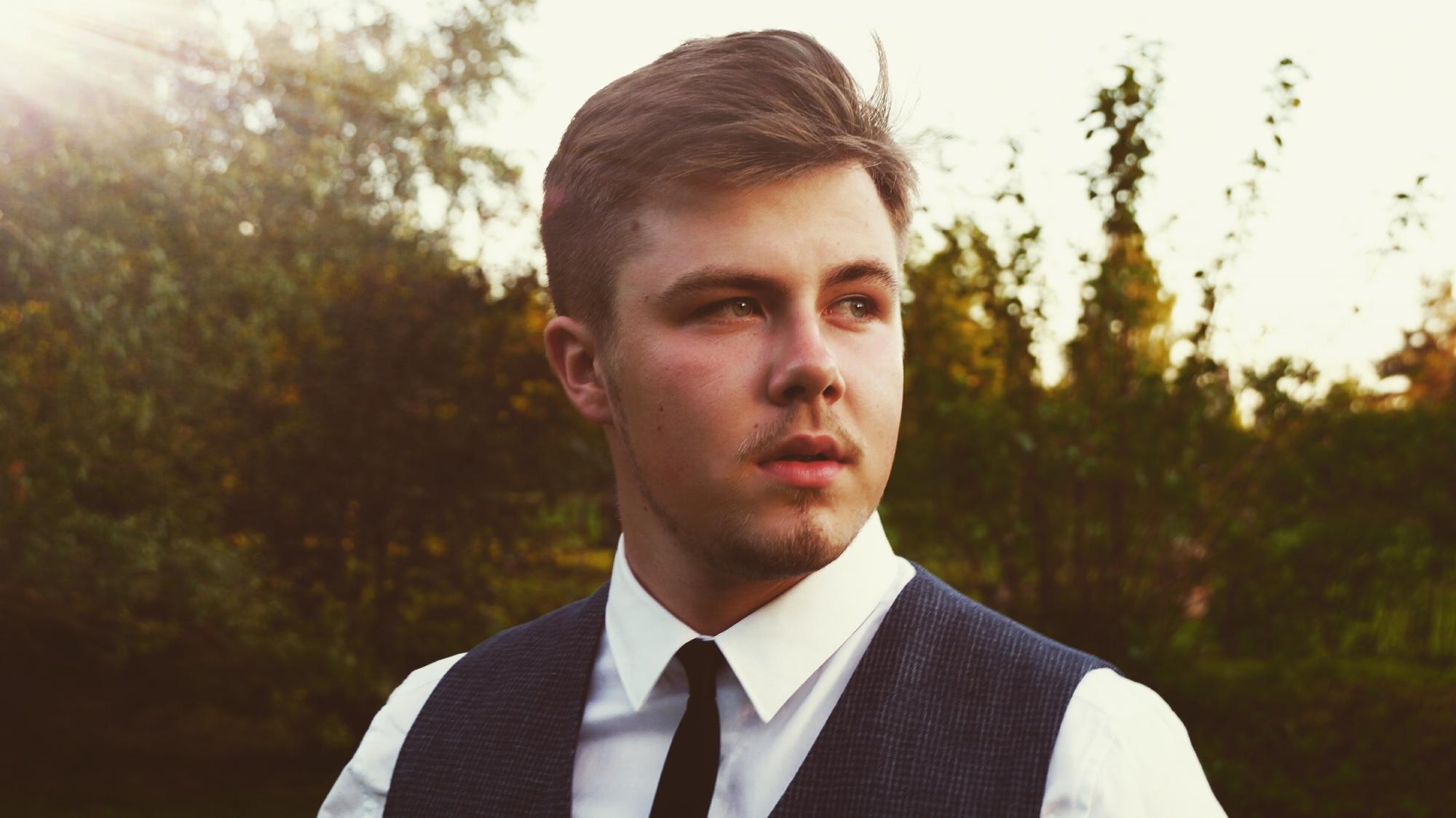 Kinoteātra biļešu kontrolieris Toms Kalderauskis piedāvā dziesmu “Vietu ...